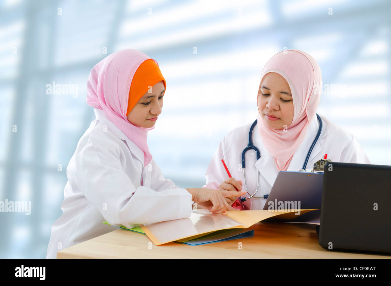 Zwei muslimische Ärztin besprechen Patientenbericht Stockfotografie - Alamy