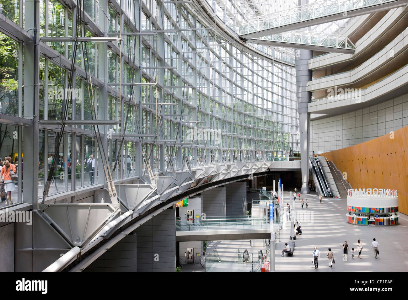 Innenraum des Tokyo International Forum, Tokyo, Japan Stockfotografie ...