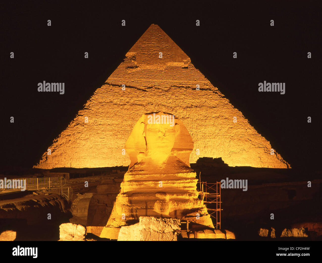 Die alten Pyramide des Chephren und die große Sphinx von Gizeh in der ...