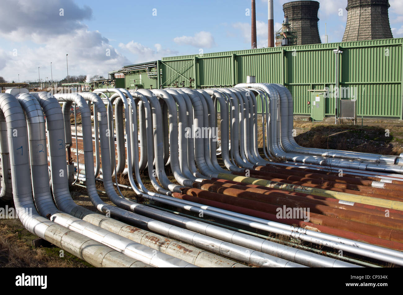 Shell oil refinery cologne -Fotos und -Bildmaterial in hoher Auflösung ...