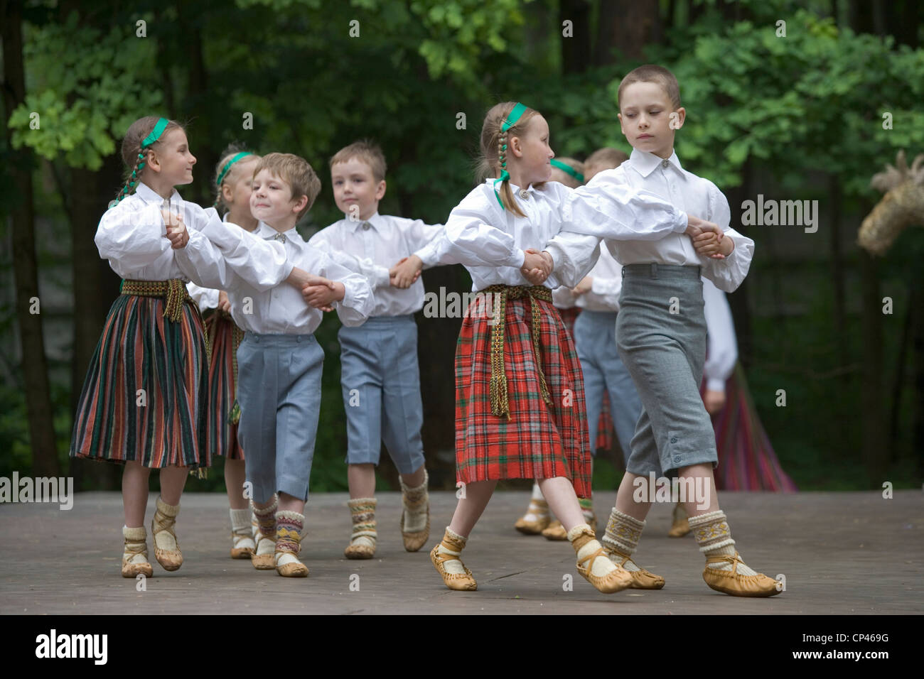 Lettland - Folk-Festival. Gruppe von Kindern in traditioneller Tracht ...