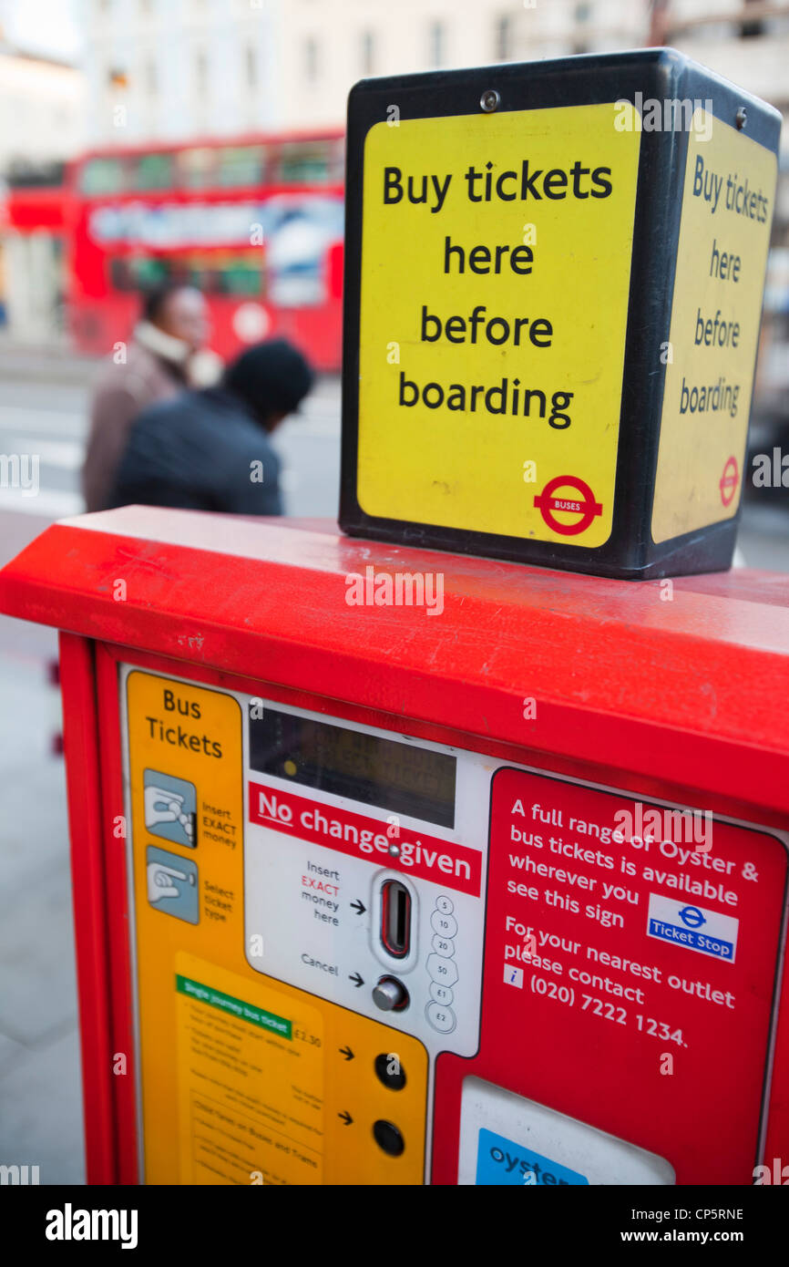 Ein Bus-Ticket-Automaten an der Kings Cross, London, UK Stockfotografie ...