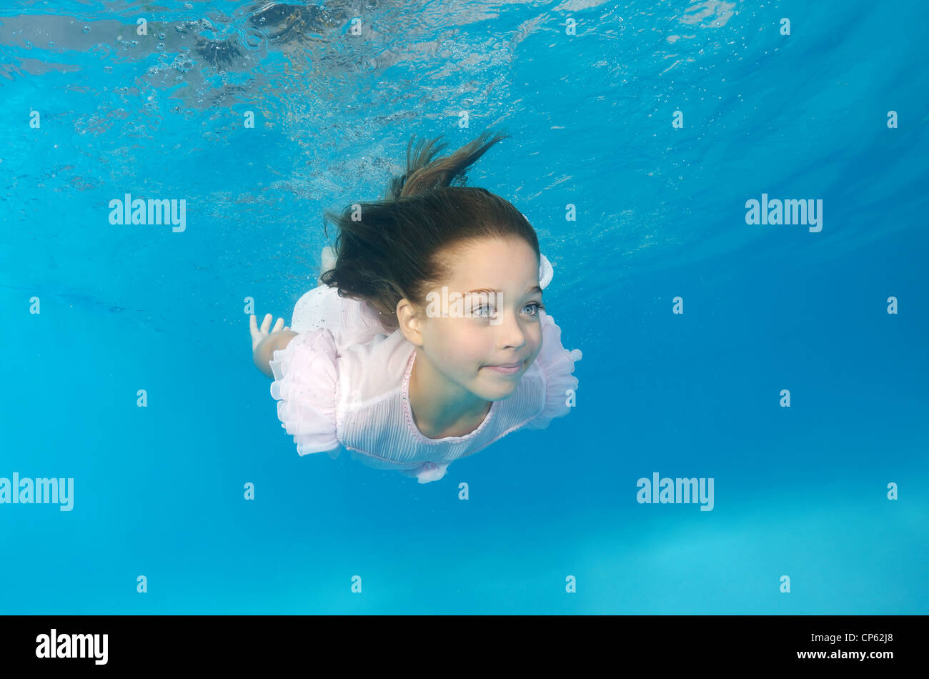 Teen girl posiert unter wasser -Fotos und -Bildmaterial in hoher ...