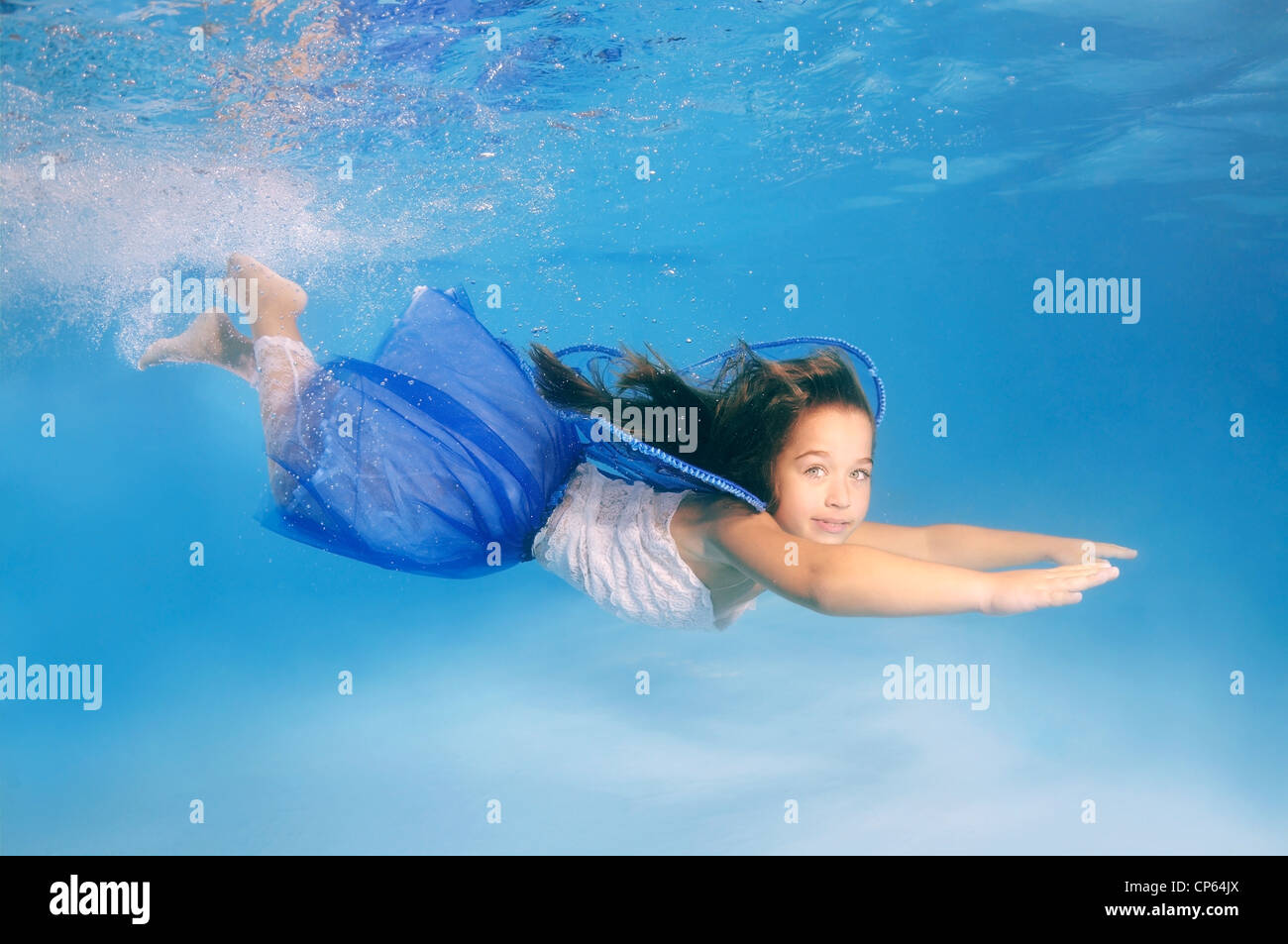 Teen girl posiert unter wasser -Fotos und -Bildmaterial in hoher ...