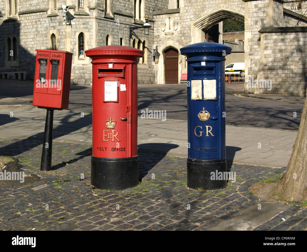 Briefkästen. Rot lackiert und blau lackiert mit Stempel Problem ...