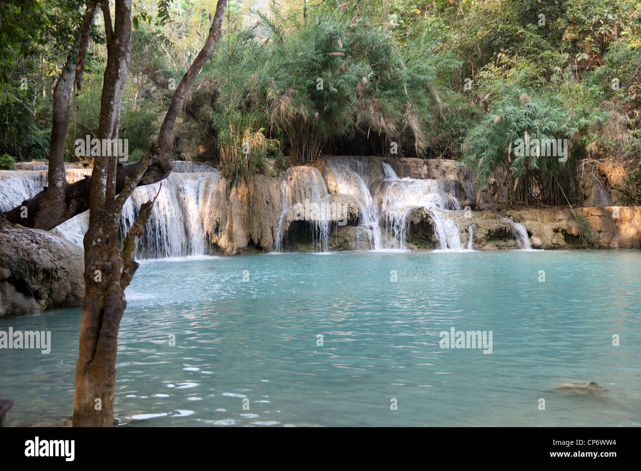 Mehrstufige Kuang Si Wasserfall im gleichnamigen Waldpark (Luang ...