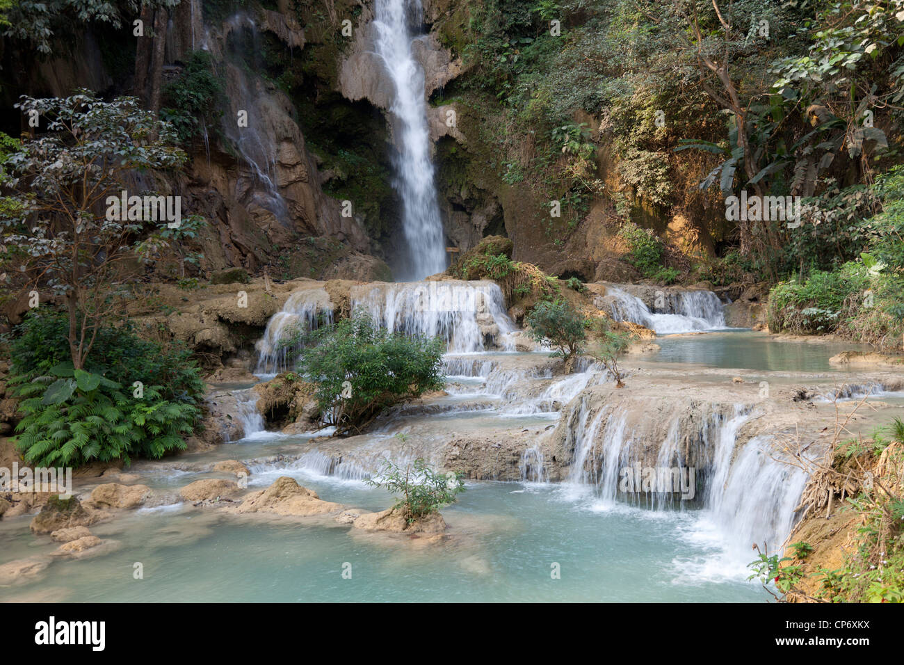 Mehrstufige Kuang Si Wasserfall im gleichnamigen Waldpark (Luang ...