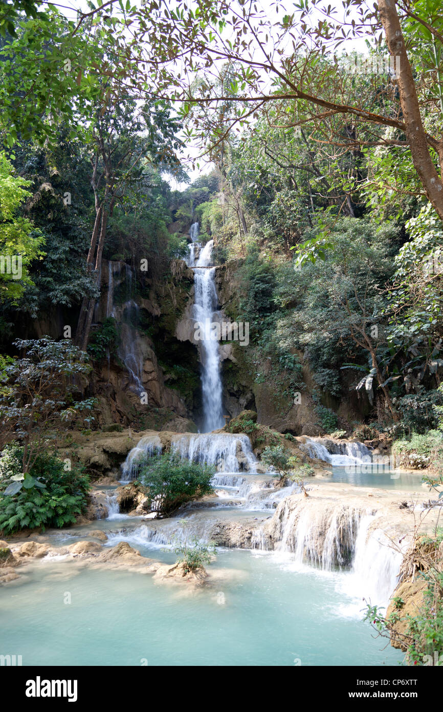 Mehrstufige Kuang Si Wasserfall im gleichnamigen Waldpark (Luang ...
