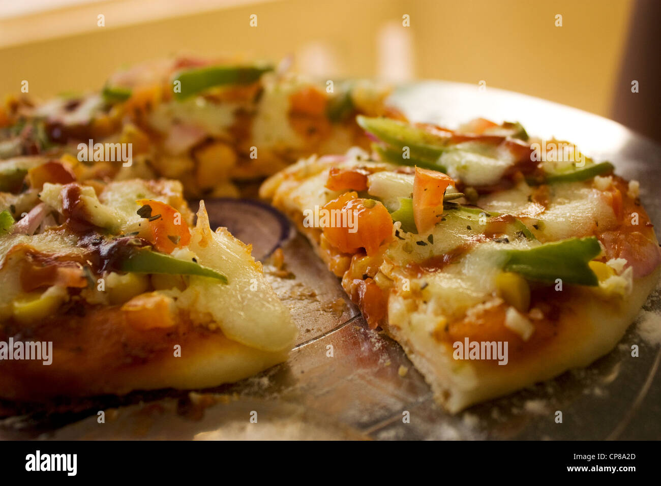 Nahaufnahme Detail ein saftiges Stück dünne Kruste, die Gemüse-Käse ...