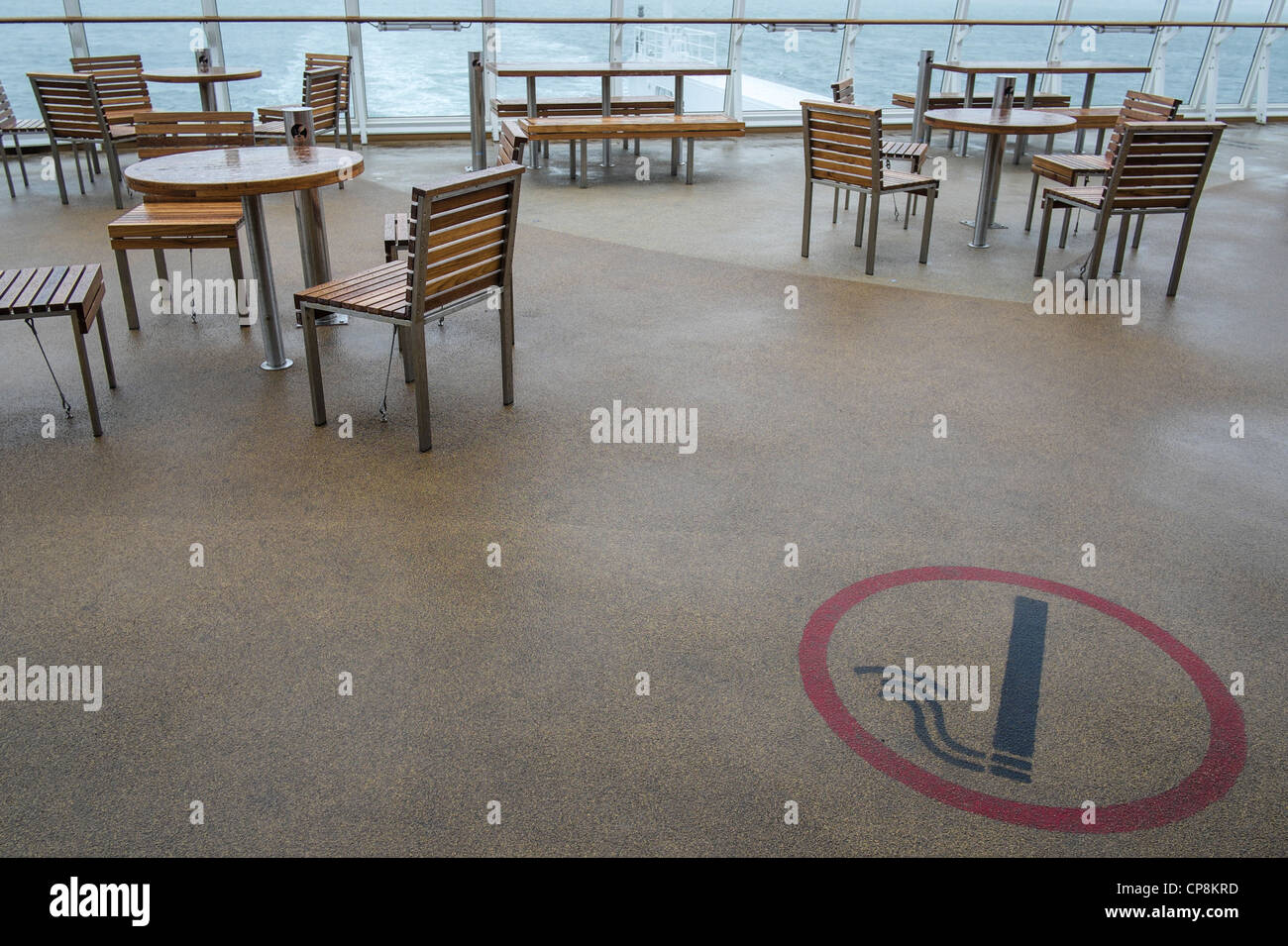 The smoking area -Fotos und -Bildmaterial in hoher Auflösung - Seite 2 ...