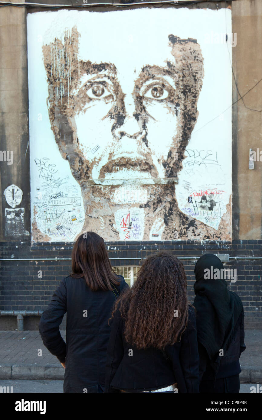 Street Art von Vhils (aka Alexandre Farto), Dray Walk, Brick Lane ...