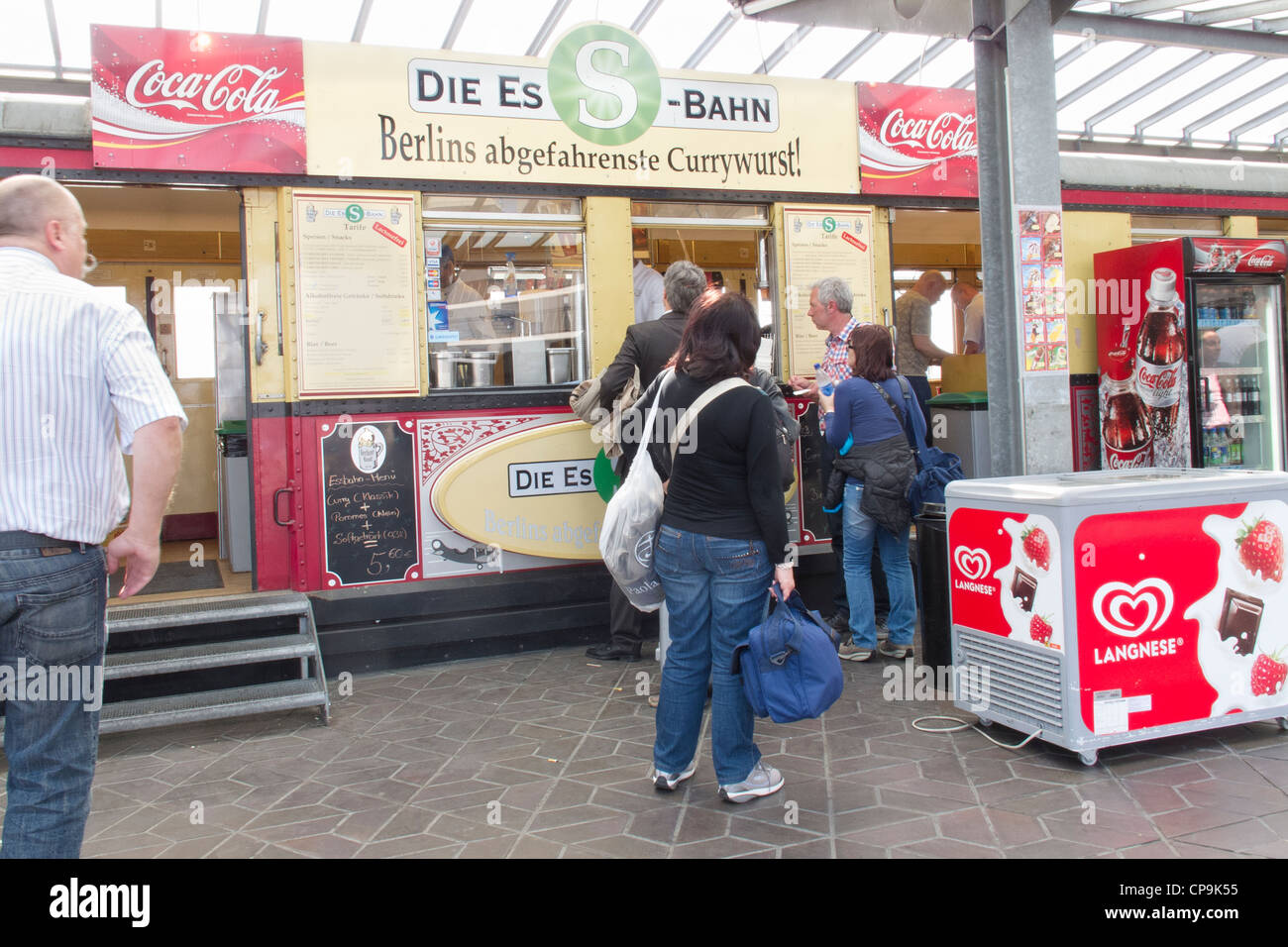 Currywurst currywurststand -Fotos und -Bildmaterial in hoher Auflösung ...