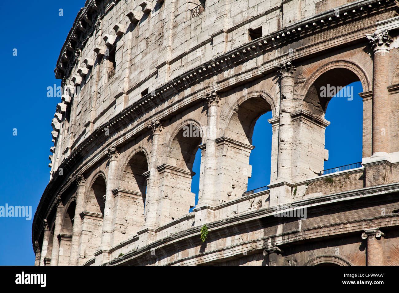 Kolosseum in Rom mit blauem Himmel, Wahrzeichen der Stadt ...
