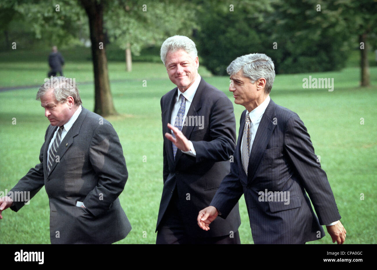 Präsident Bill Clinton geht zusammen mit Treasury Secretary Robert ...