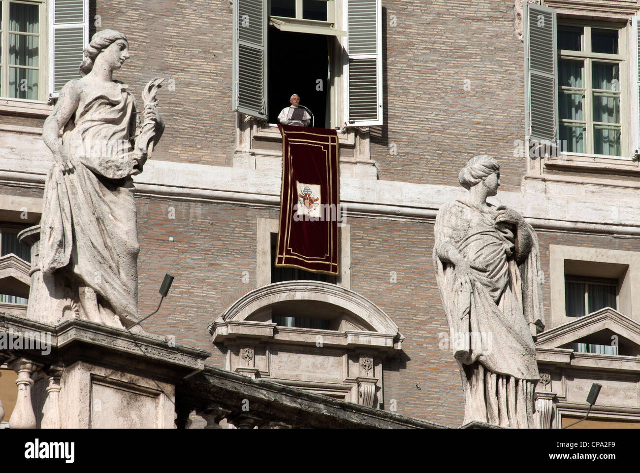Papst Benedictus XVI. auf dem Angelus. Der Petersplatz. Vatikanstadt ...