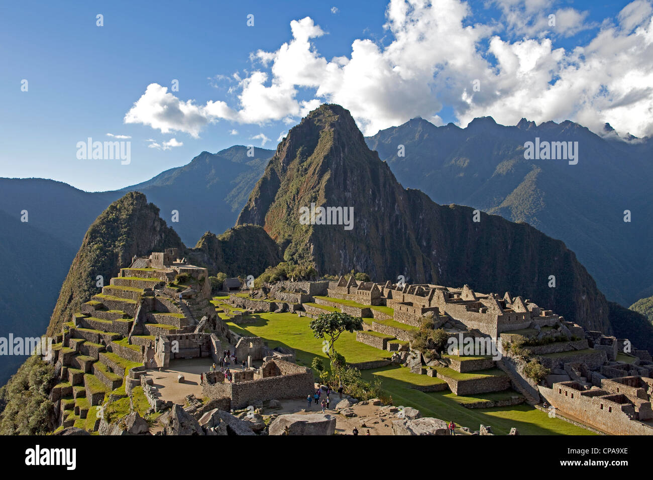 Die Inka-Ruinen von Machu Picchu mit Huaynu Picchu hinter im Heiligen ...