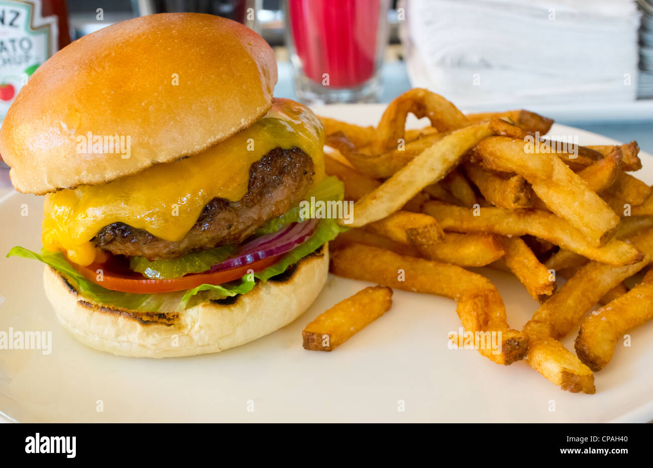 Pommes burger -Fotos und -Bildmaterial in hoher Auflösung – Alamy