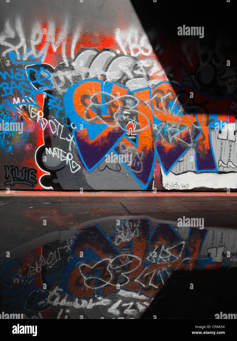 Bright graffiti -Fotos und -Bildmaterial in hoher Auflösung – Alamy