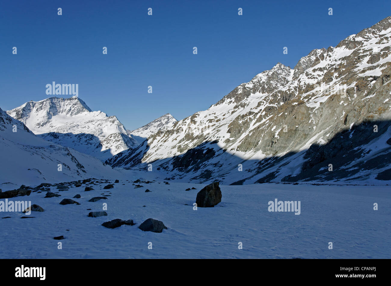 Alpine landschaft in den walliser alpen -Fotos und -Bildmaterial in ...