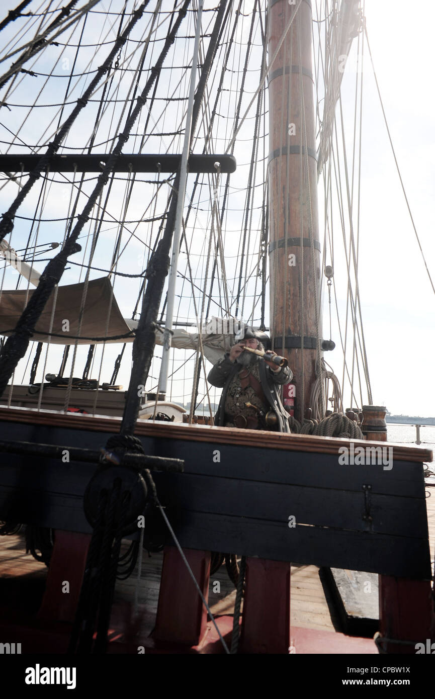 Kapitän der HMS Bounty mit Fernglas auf Deck HMS Bounty Stockfotografie ...