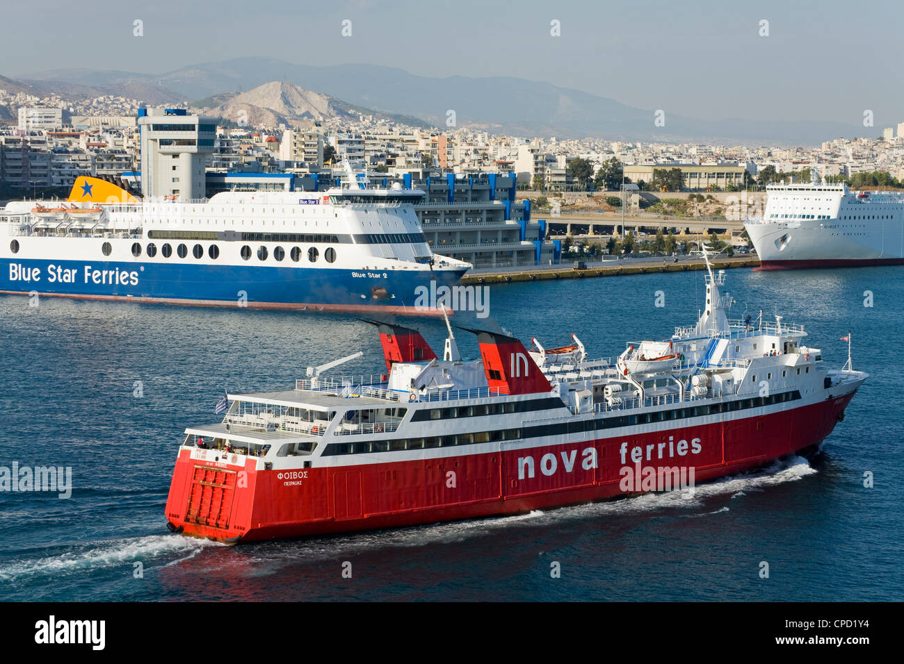 Fähren im Hafen von Piräus, Athen, Griechenland, Europa Stockfotografie ...
