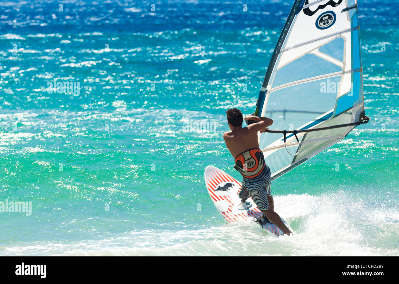 Großen Sprung Windsurfen bei starkem Levante-Wind in der Meerenge von ...