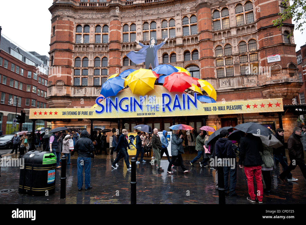 Singing in the rain -Fotos und -Bildmaterial in hoher Auflösung – Alamy