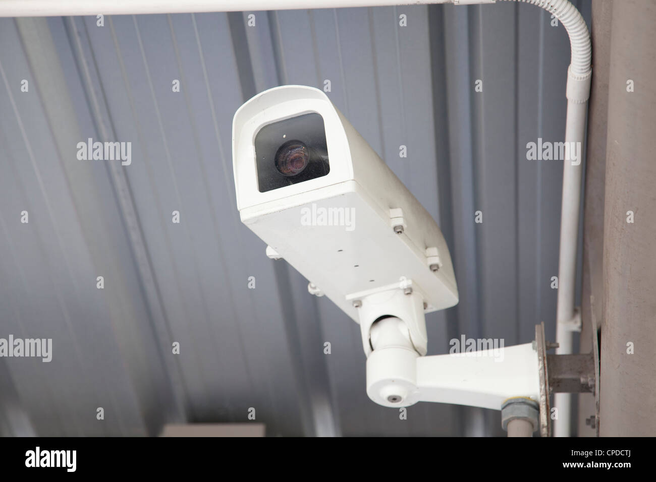 weiße Überwachungskamera oder CCTV Stockfotografie - Alamy