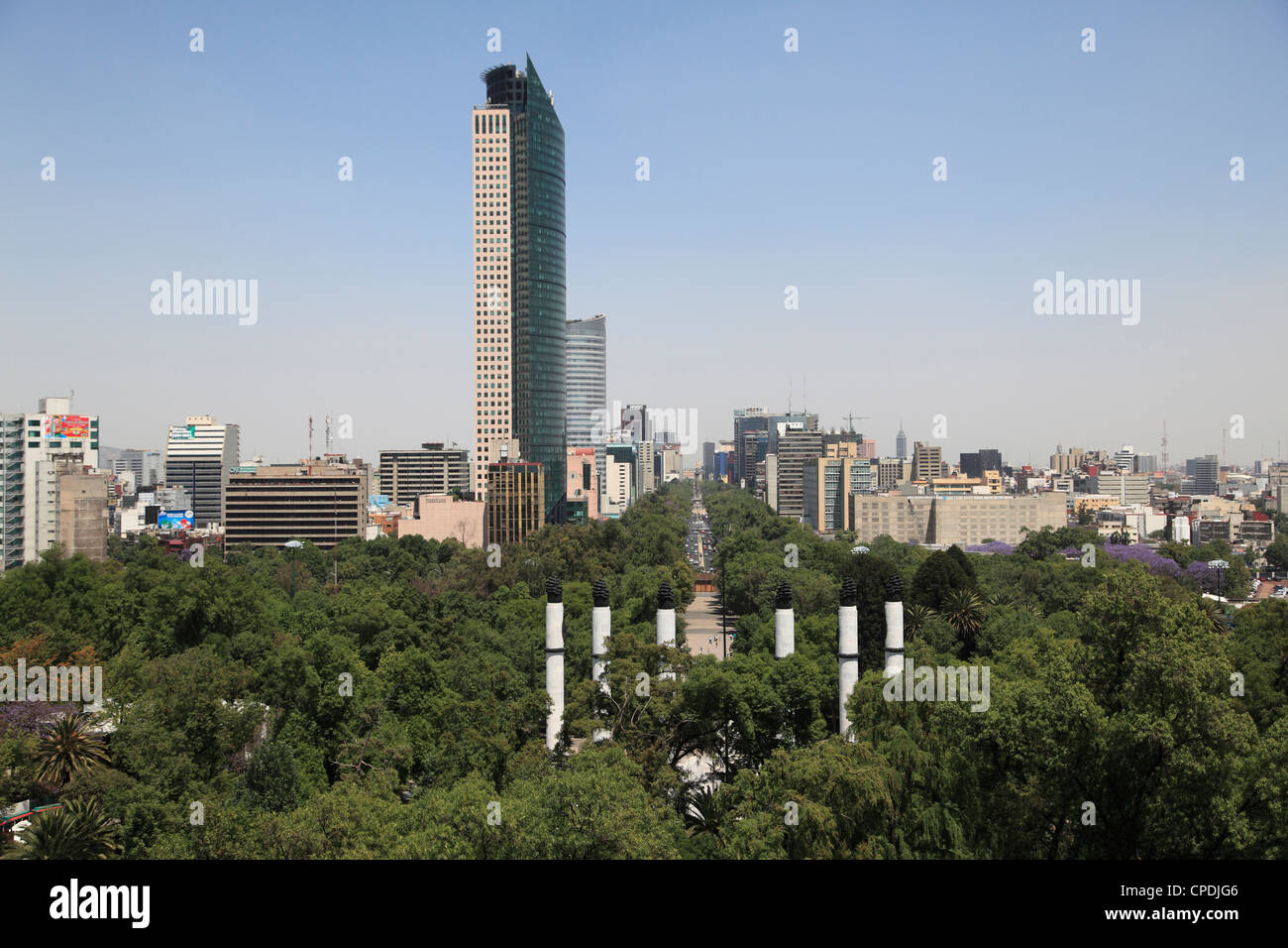 Blick auf den Paseo De La Reforma, Monumento ein Los Niños Heroes ...