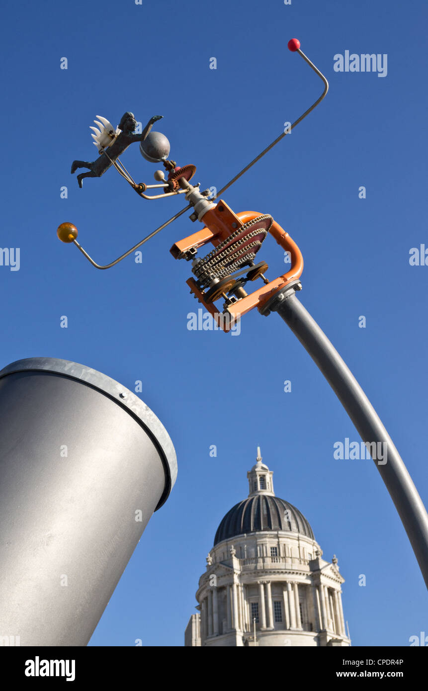 Die Royal Leber Gebäude Pier Head Liverpool gesehen hinter der Skulptur ...