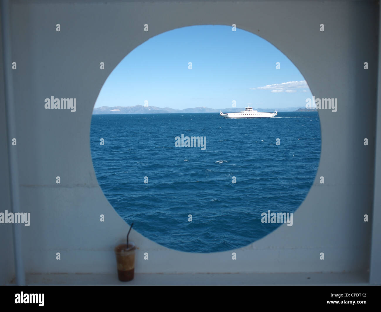 Blick durchs bullauge -Fotos und -Bildmaterial in hoher Auflösung – Alamy