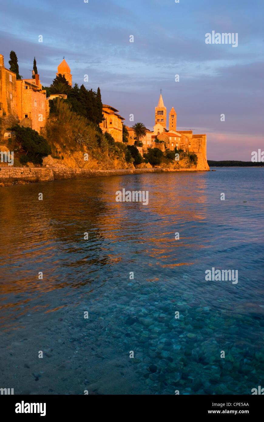 Blick auf die Altstadt Stadt und Glockentürme bei Sonnenuntergang ...