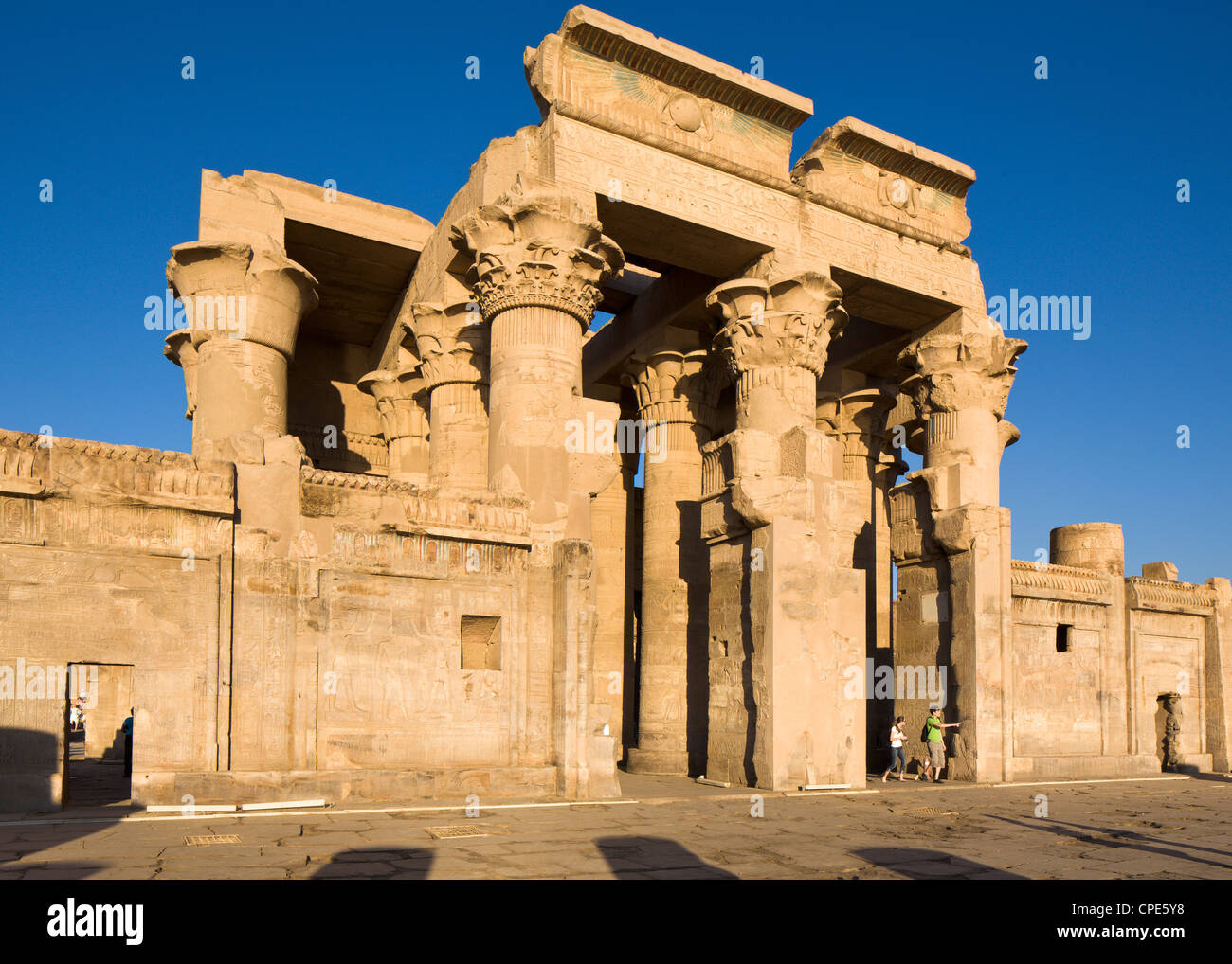 Die Twin-Tempel von Sobek und Haroeris, Kom Ombo, Ägypten, Nordafrika ... Die Twin-Tempel von Sobek und Haroeris, Kom Ombo, Ägypten, Nordafrika ...