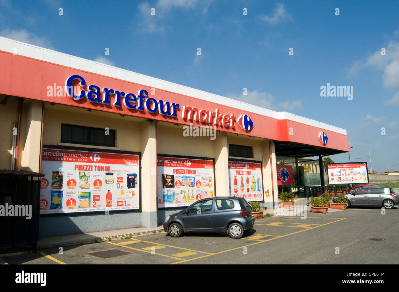 Carrefour supermarkets -Fotos und -Bildmaterial in hoher Auflösung – Alamy
