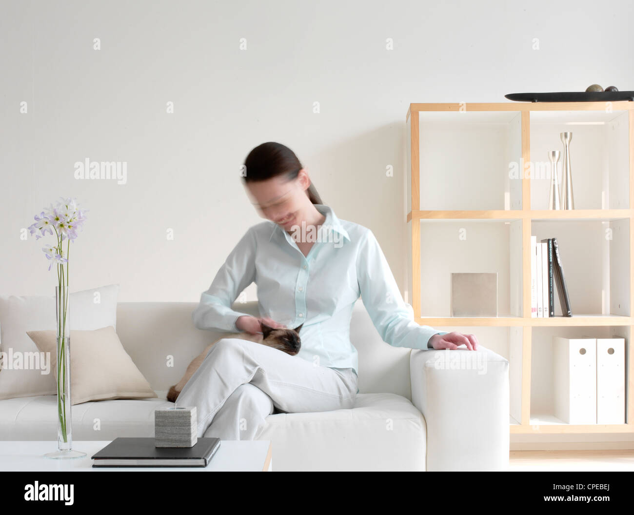 Frauen mit katze -Fotos und -Bildmaterial in hoher Auflösung – Alamy