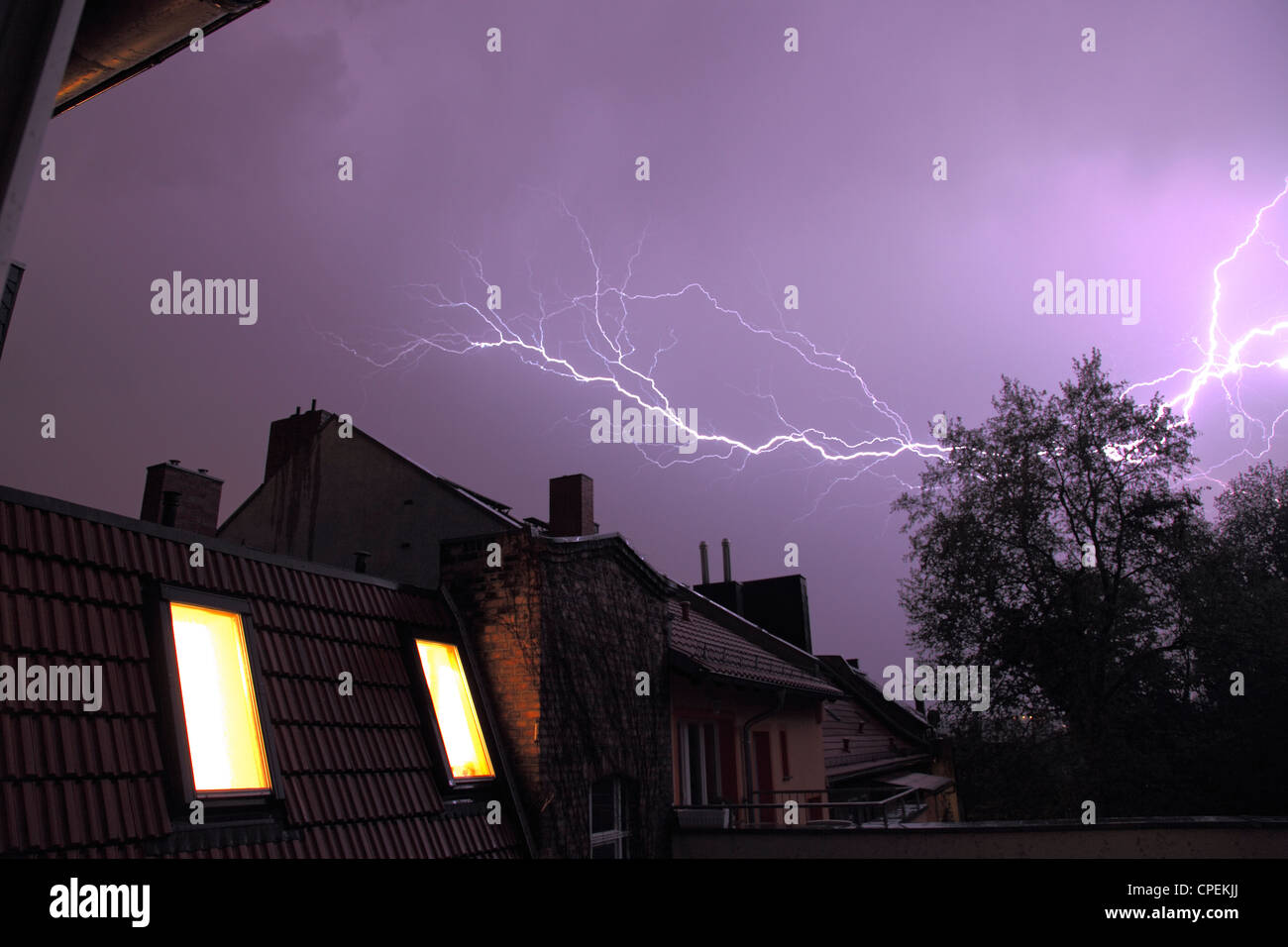 Wolken mit blitzen -Fotos und -Bildmaterial in hoher Auflösung – Alamy