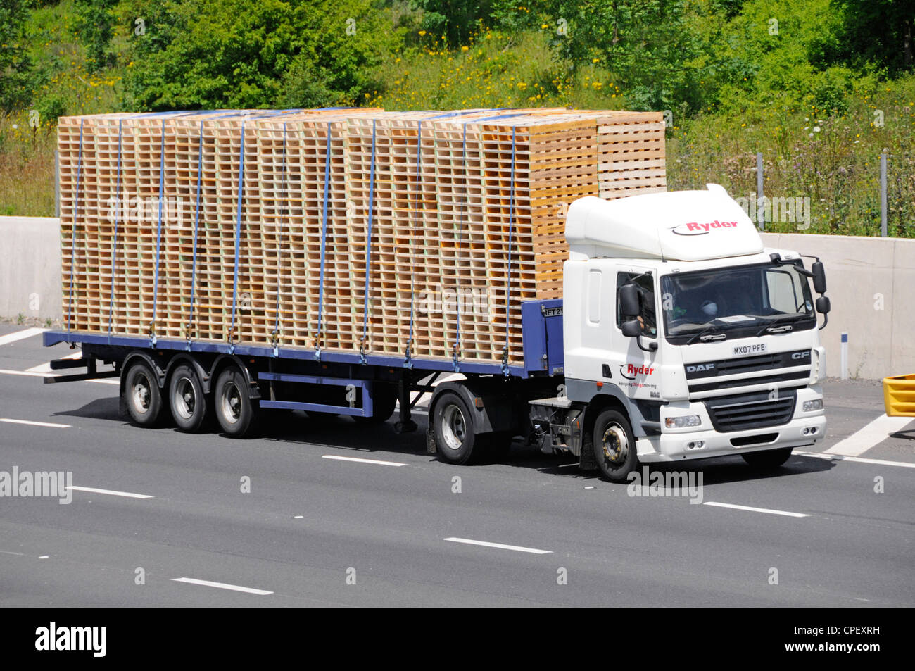 Lkw beladene paletten -Fotos und -Bildmaterial in hoher Auflösung – Alamy