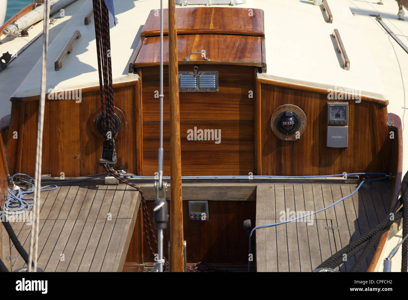 Cockpit eines Segelbootes Stockfotografie - Alamy