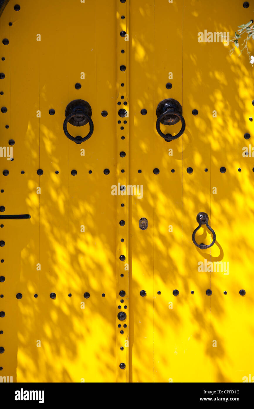 Schwarze türstollen -Fotos und -Bildmaterial in hoher Auflösung – Alamy