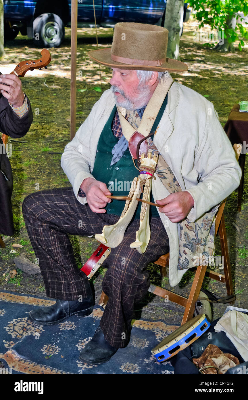 Eine wandernde Minnesänger spielen im Militärlager, Civil War ...