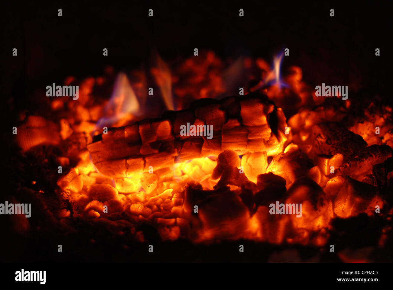 glühende Kohlen in den Ofen auf schwarzem Hintergrund Stockfotografie ...