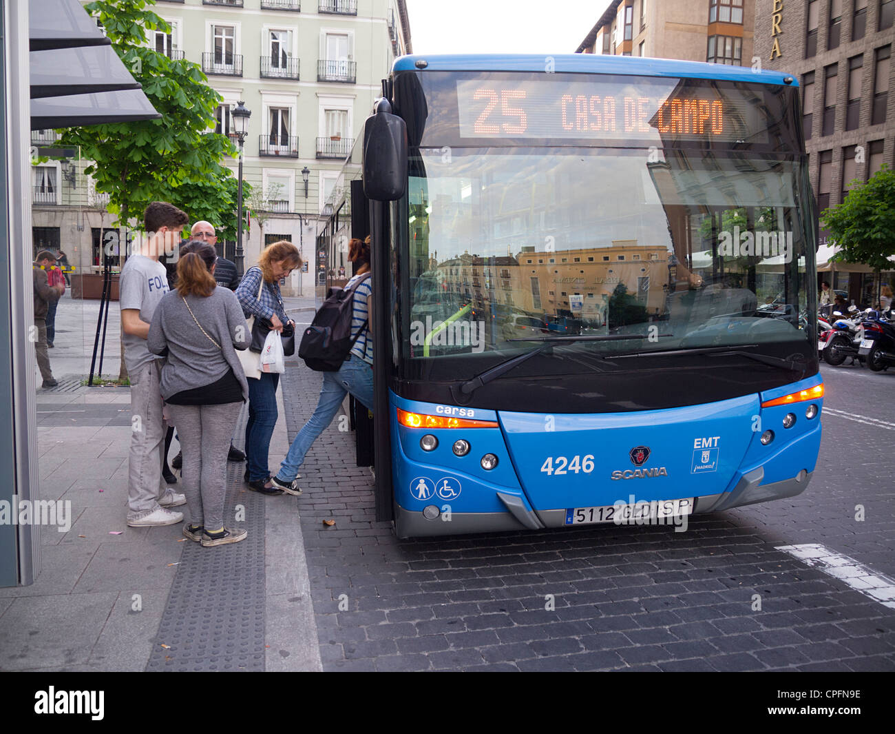 Einsteigen in den busbahnhof -Fotos und -Bildmaterial in hoher ...