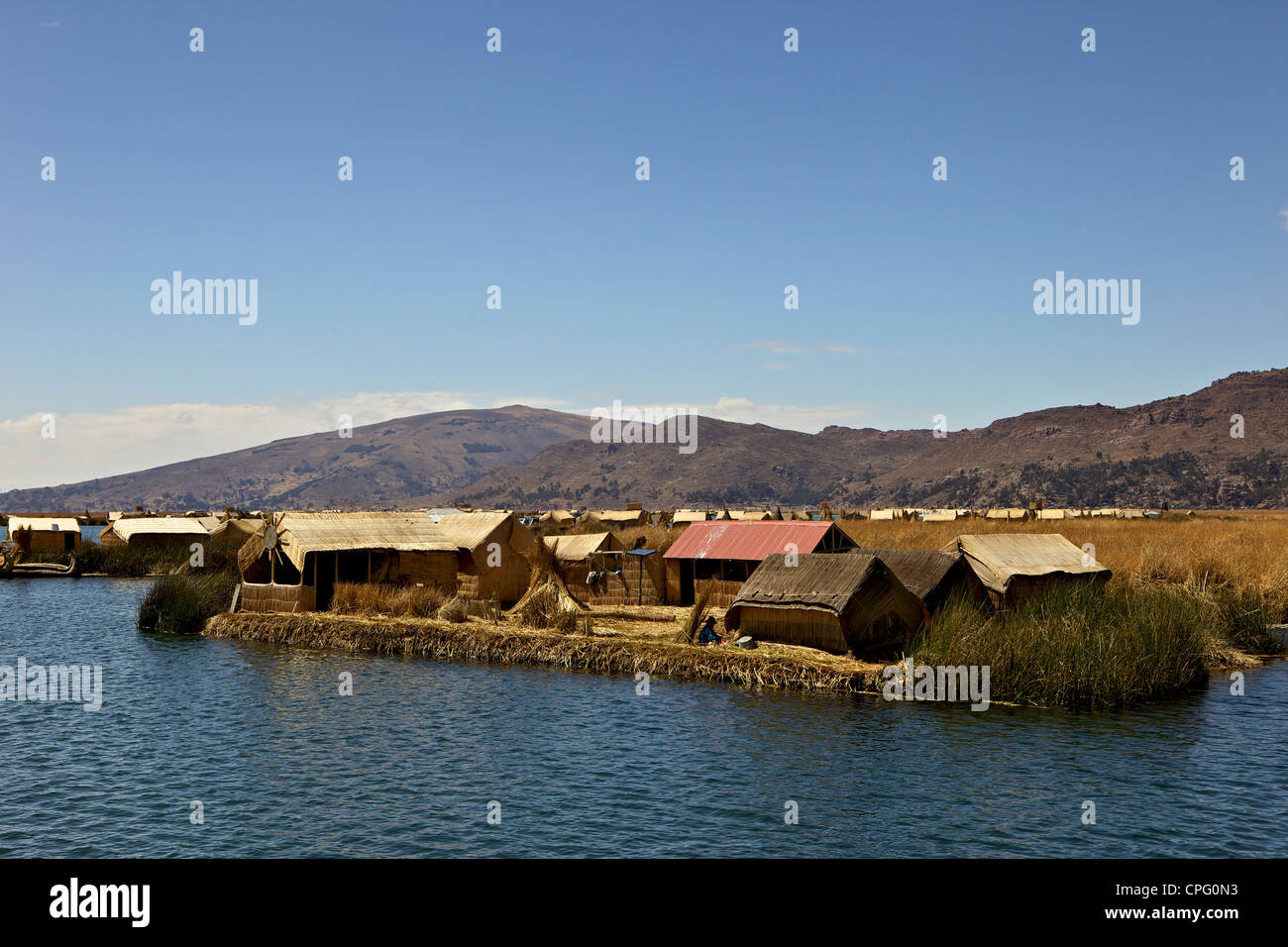 Peru, Titicacasee, schwimmende Inseln der Uros Menschen, traditionelle Reed Häuser ...