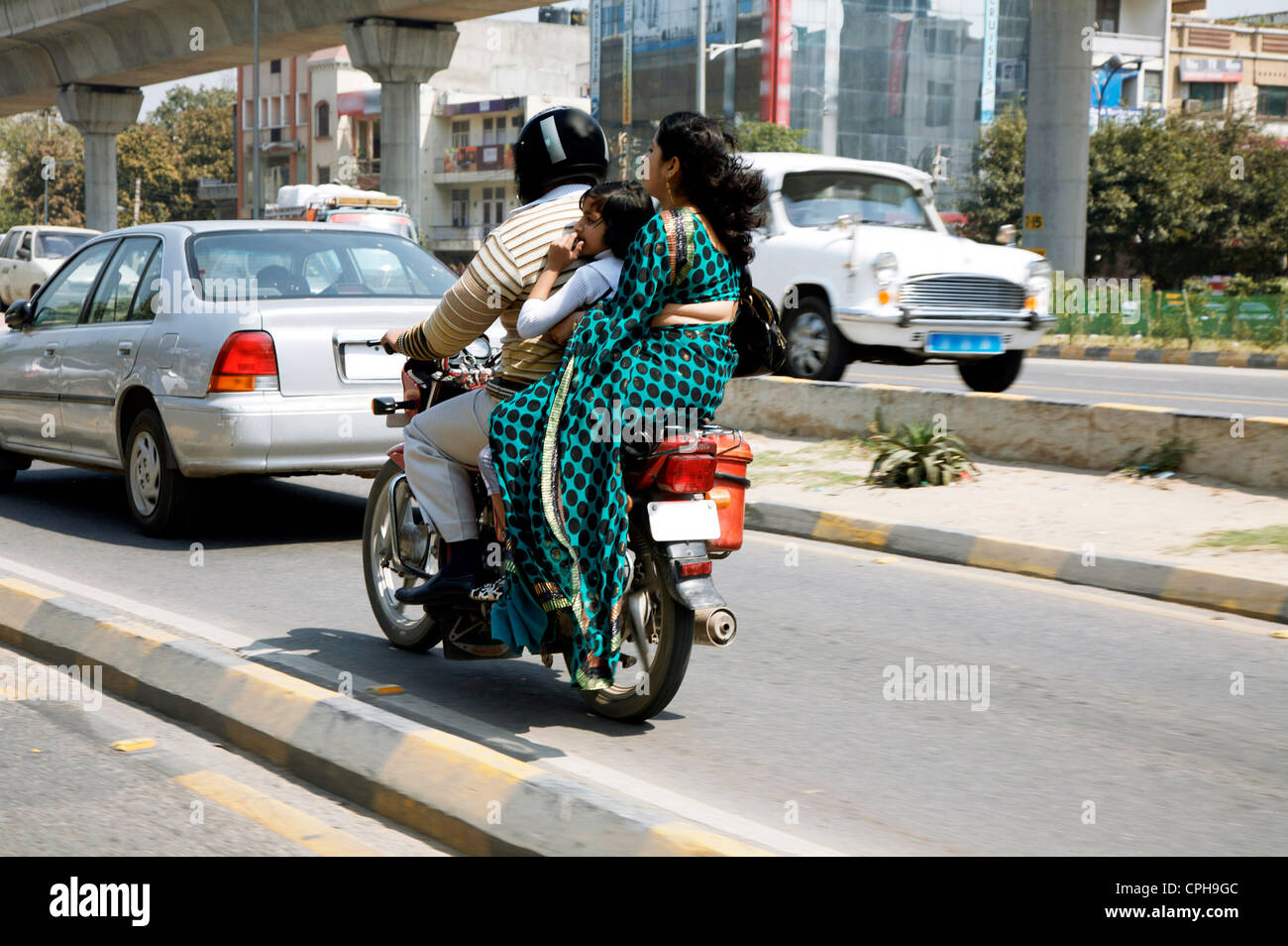 Indian family on motor bike -Fotos und -Bildmaterial in hoher Auflösung – Alamy