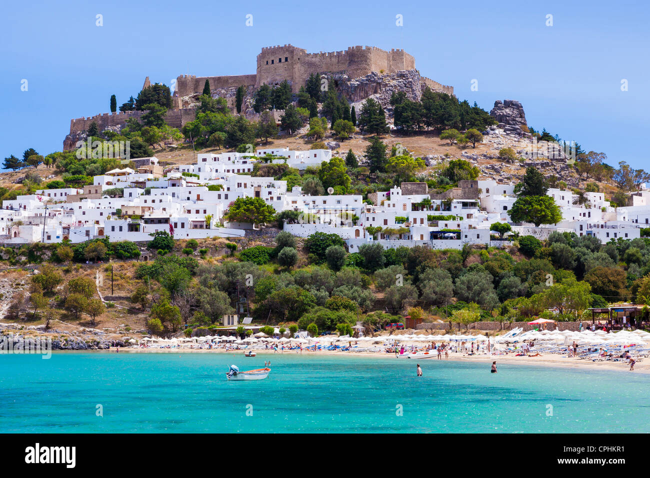 Lindos mit der Burg oben auf der griechischen Insel Rhodos ...