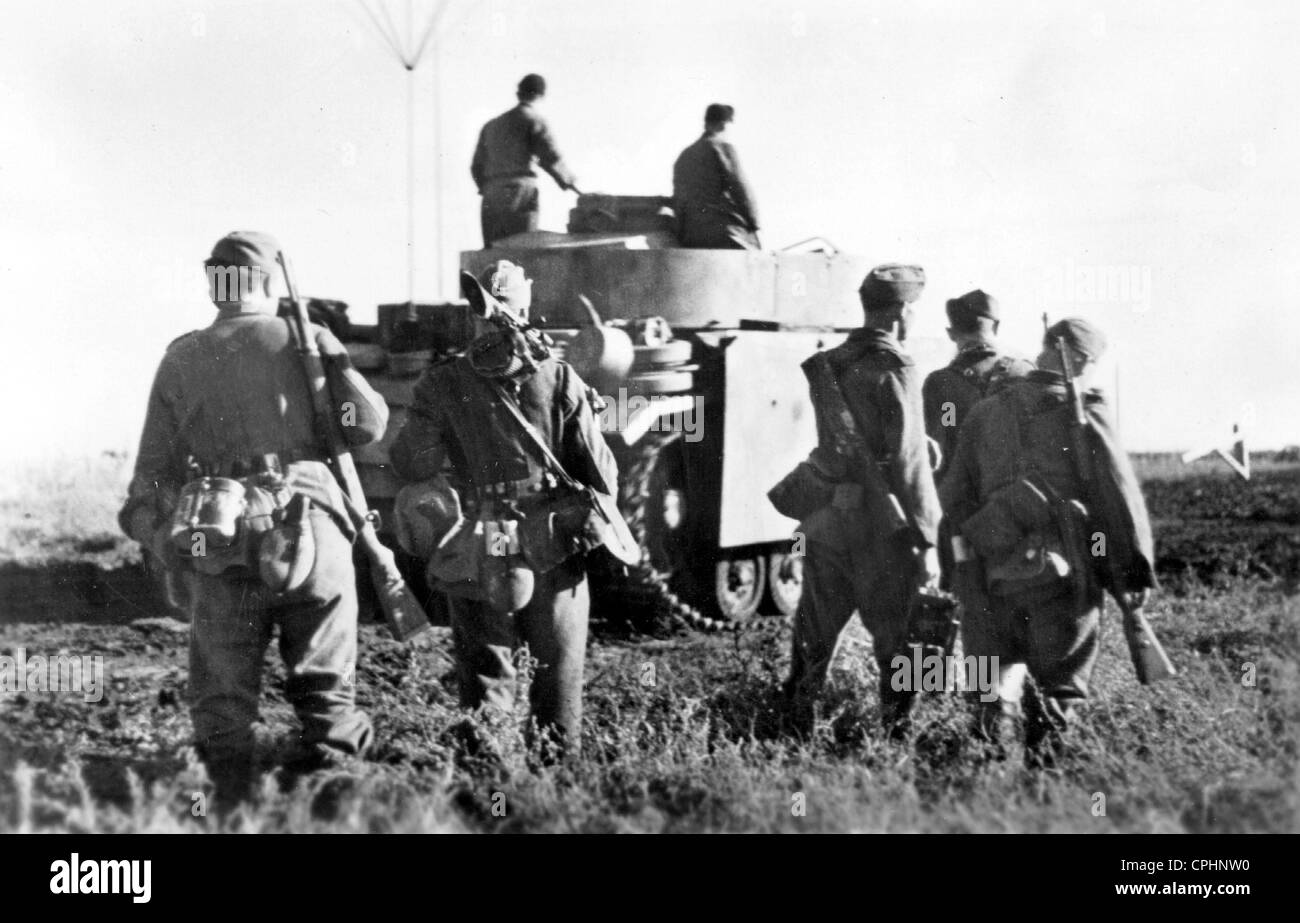 Deutsche Panzer II und Infanterie an der Ostfront 1943 Stockfotografie - Alamy
