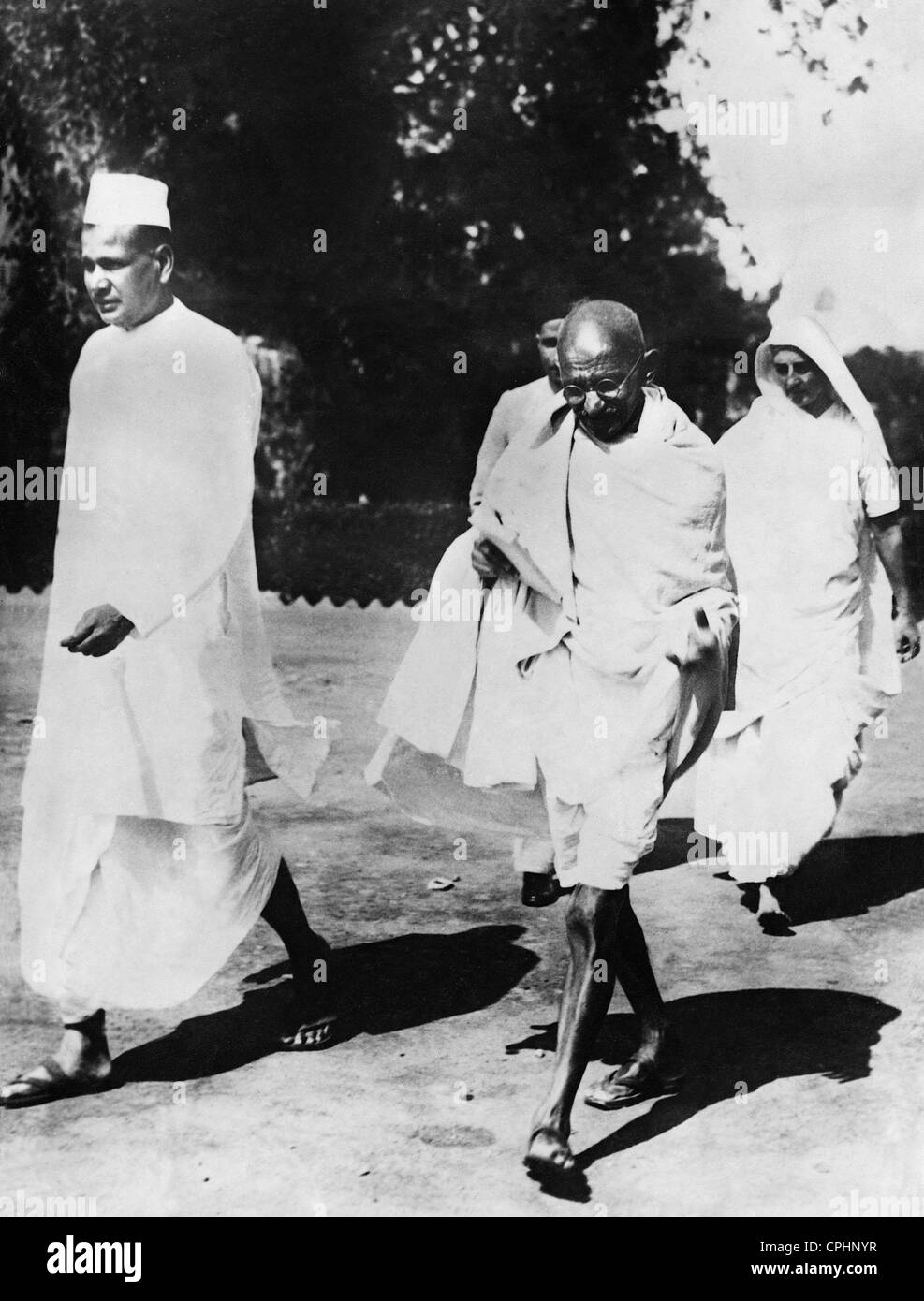 Mahatma Gandhi mit Mirai Bai auf dem Weg zum Vizekönig von Haus, 1931 ...