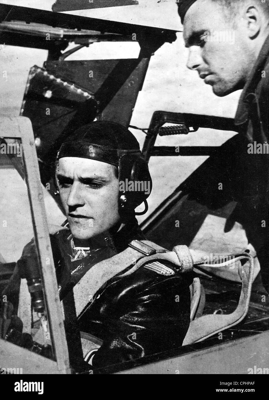 Fighter pilot Hans-Joachim Marseille in seine Jagdflugzeug Messerschmitt Me 109 in Nordafrika ...