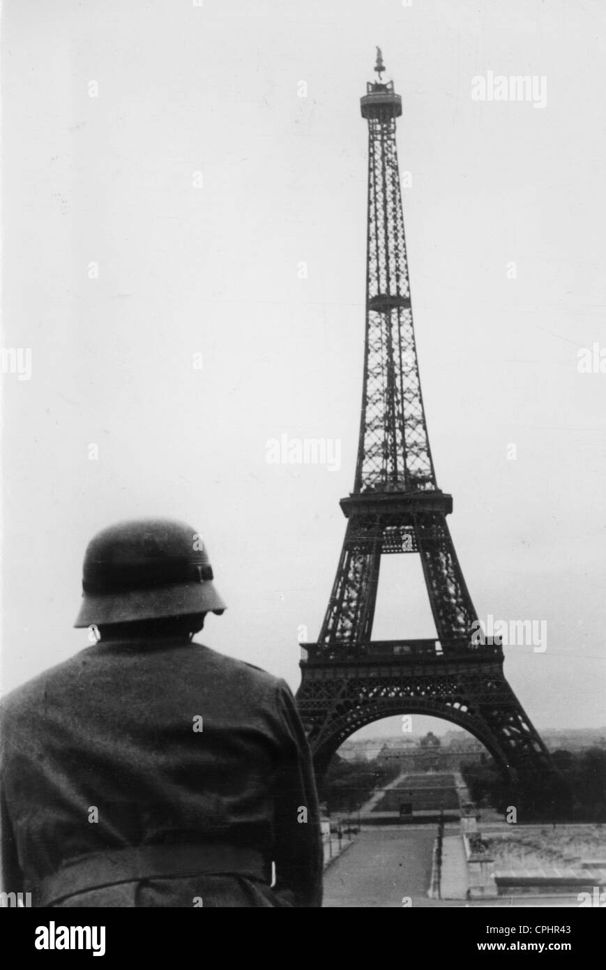 Deutsch soldat front eiffelturm -Fotos und -Bildmaterial in hoher Auflösung – Alamy