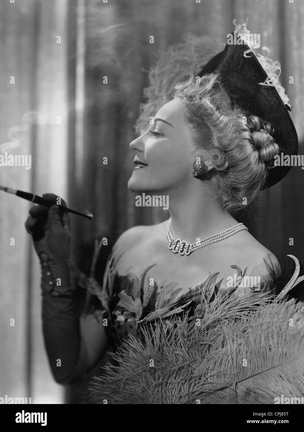 Erika von Thellmann in "Bal Pare', 1940 Stockfotografie - Alamy